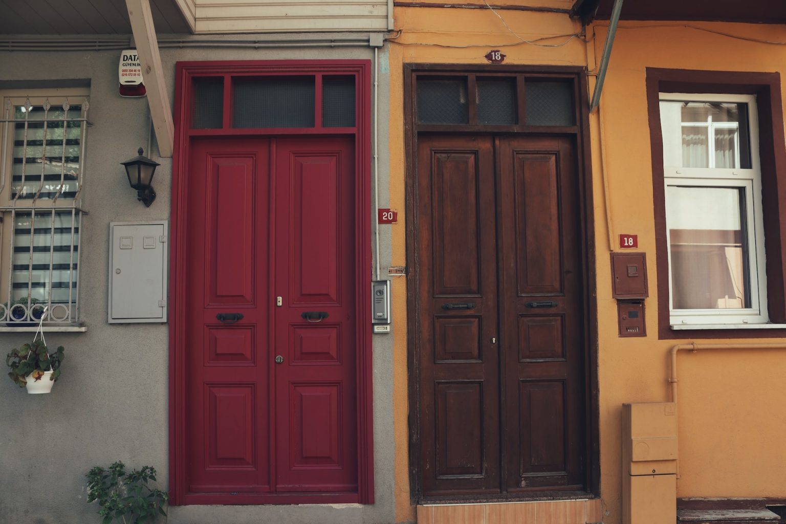 How Fiberglass Doors Improve Appearance and Insulation | Aluplex